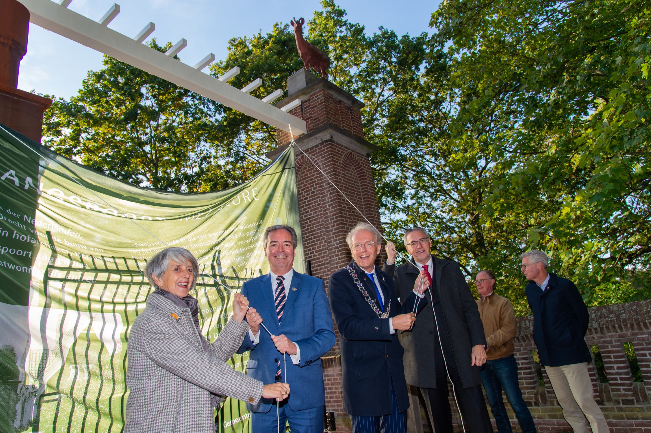 Onthulling toegangspoort hertenkamp wassenaar - Erfgoedhuis Zuid-Holland
